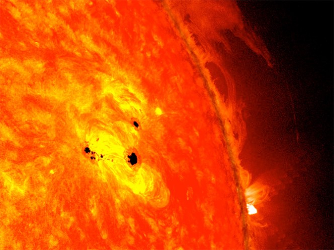 Pioggia di plasma con macchia solare – MEDIA INAF